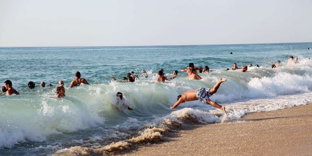 Gevaarlijk: duiken in de shorebreak